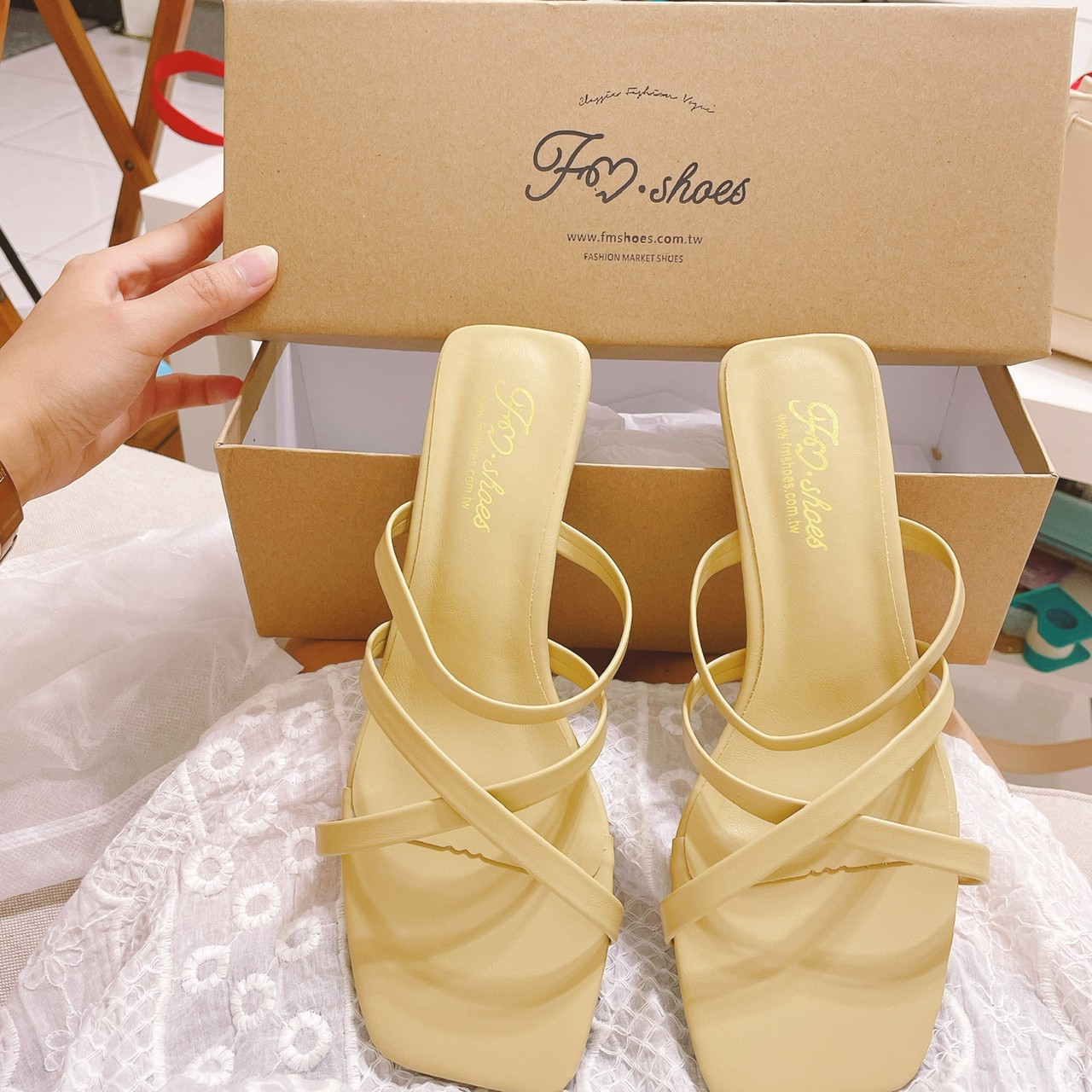 【美鞋推薦】穿 FM shoes秀一波美腿，小白鞋與涼拖鞋舒適時尚超好搭 - Maggie 梅小姐